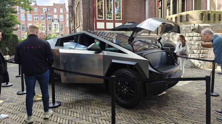 Tesla tourt met niet-verkrijgbare Cybertruck door Nederland en iedereen ...
